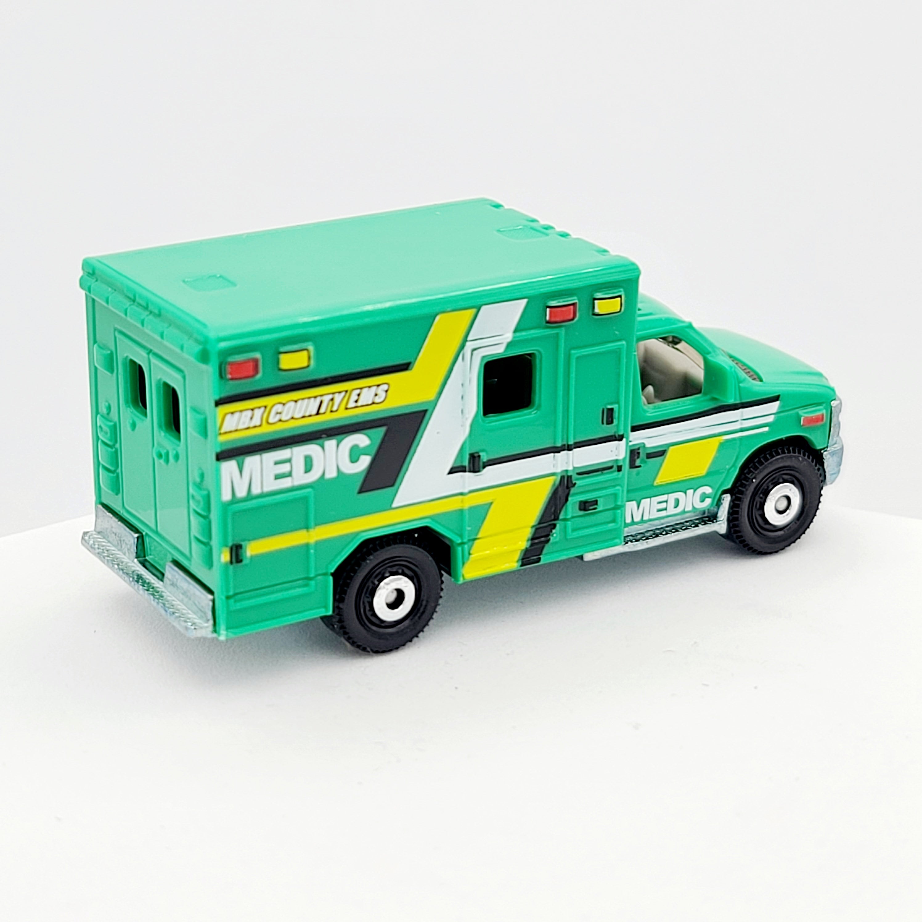 Matchbox '09 Ford F-350 Ambulance "MBX County EMS" (2015 MBX Basic - H