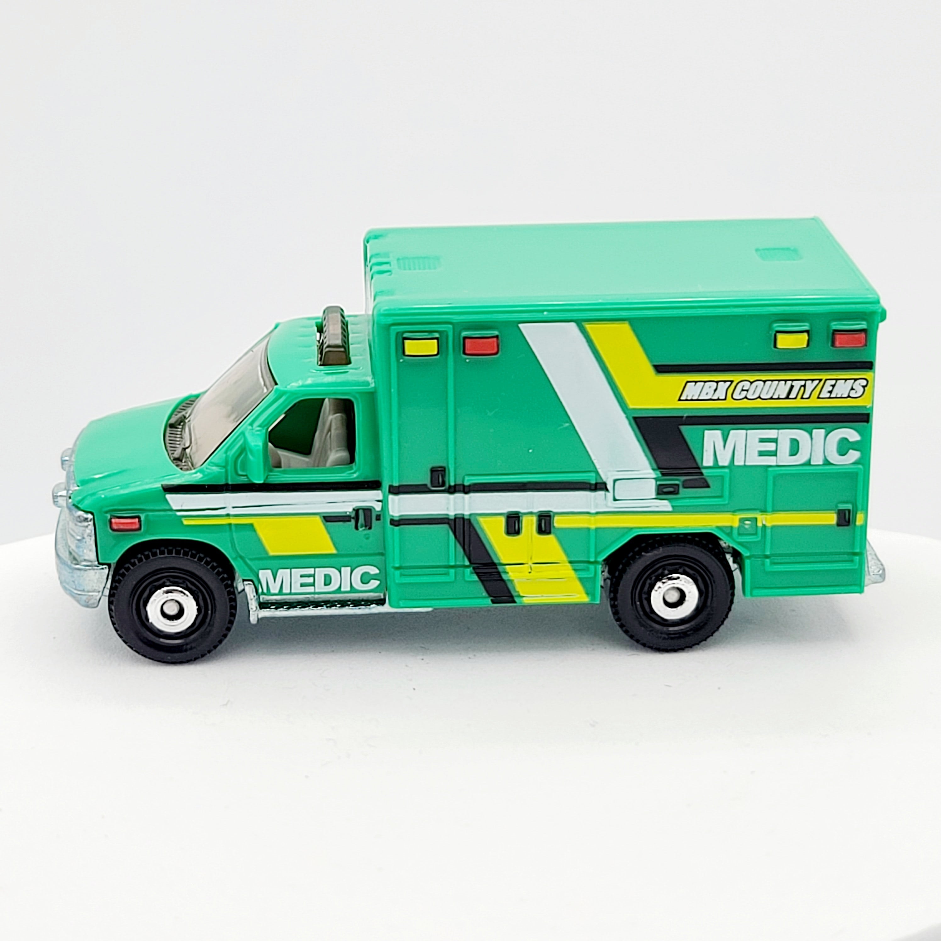 Matchbox '09 Ford F-350 Ambulance "MBX County EMS" (2015 MBX Basic - H