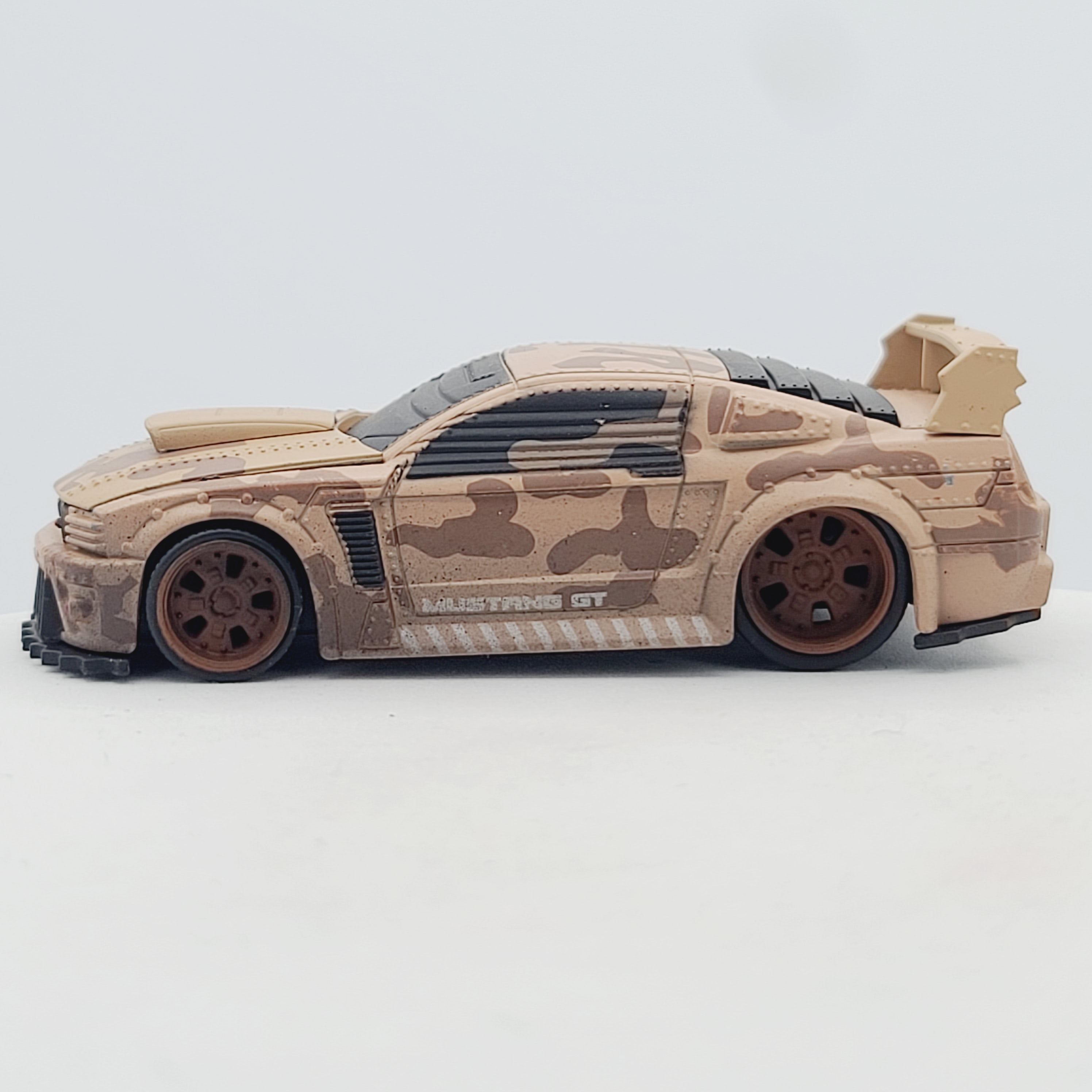 Jada Toys '06 Ford Mustang GT - 1:64, Brown Camouflage (2009 Battle Ma