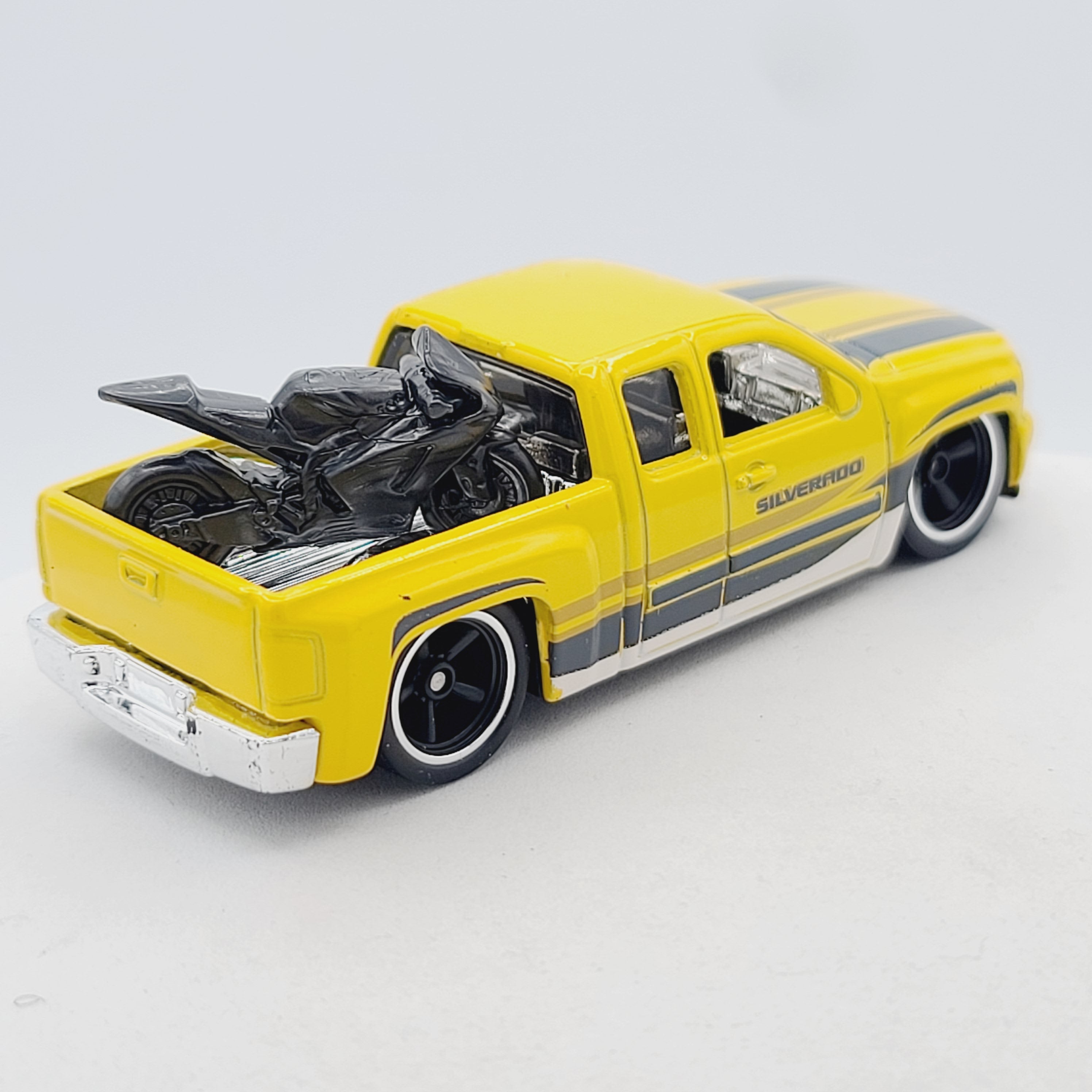Hot Wheels Chevy Silverado Pickup (2016 Car Culture - Trucks)